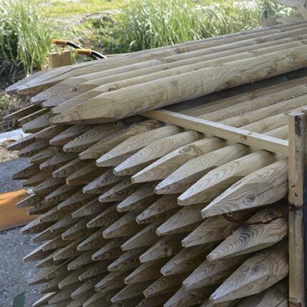 Poste de madera de pino torneada y con punta. Estaca de pino