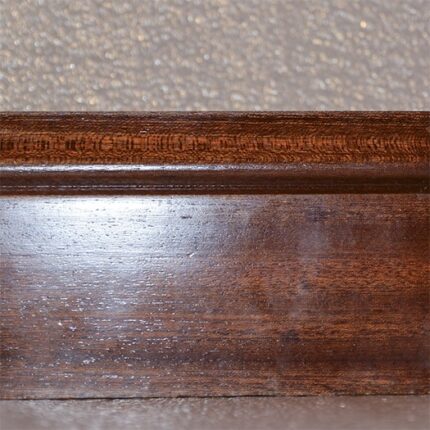 Rodapie de sapelly macizo de 7 cm de ancho y 1 cm de grosor.